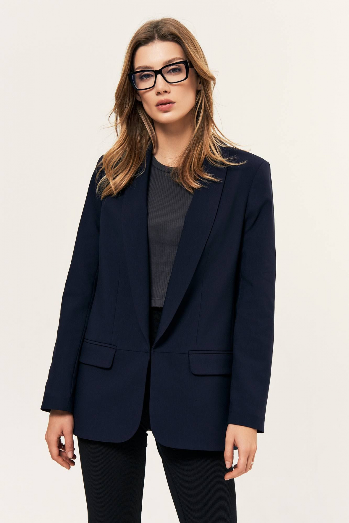 Деловой удлиненный жакет с карманами и шальковым воротником LeNata 12366 синий купить за 5536₽